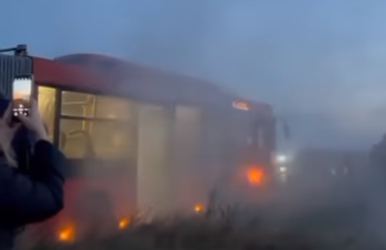 Ponovo gori autobus na liniji 511, dim kulja iz vozila na Obrenovačkom putu, putnici odmah ...