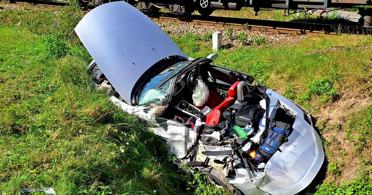 Tragedia na przejeździe kolejowym. Z samochodu zostały szczątki