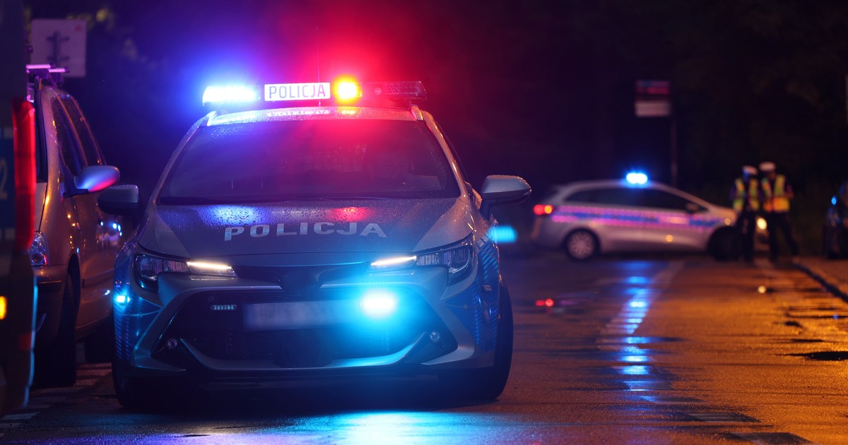 Skandaliczne sceny przed szkołą w Warszawie. Uderzył ucznia "z główki" - Wiadomości