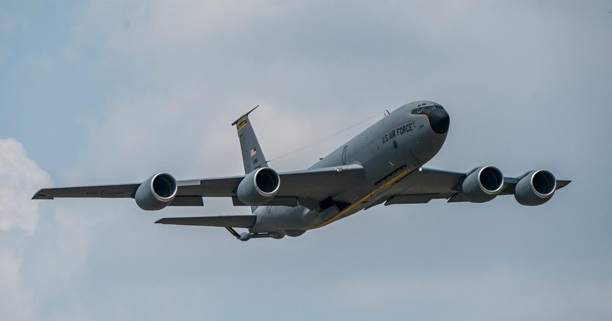 How boom operators aboard the US Air Force's flying gas stations keep ...