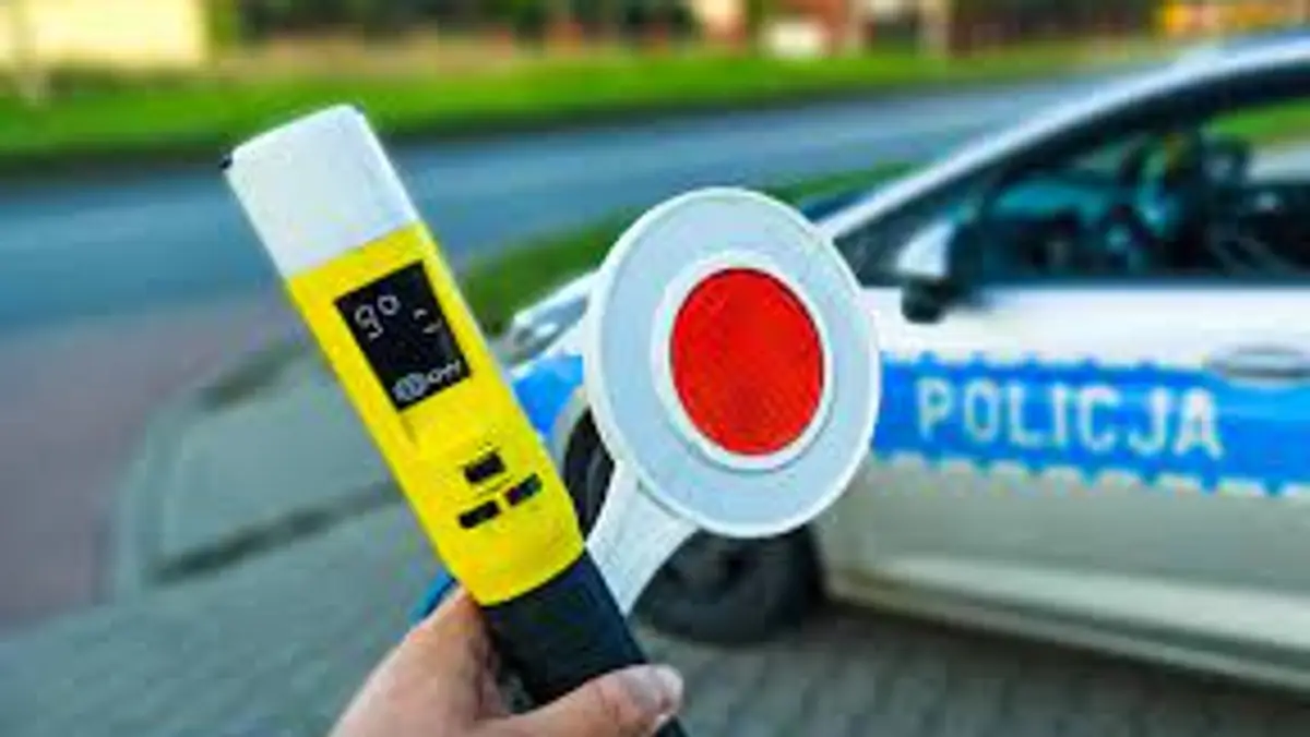 Nie dość, że bez prawa jazdy, to jeszcze z promilami. Policjanci nie mieli skrupułów
