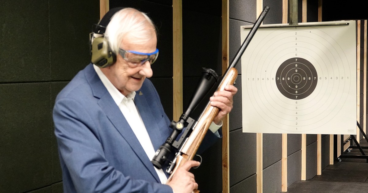 W PiS moda na strzelanie? Po Morawieckim za broń chwycił marszałek ...