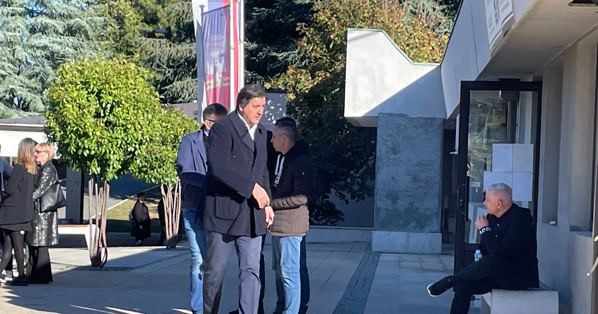 Potresne scene na sahrani sina Mirka Kodića: Zorica Brunclik i Goca Šaulić ne prestaju da plaču ...