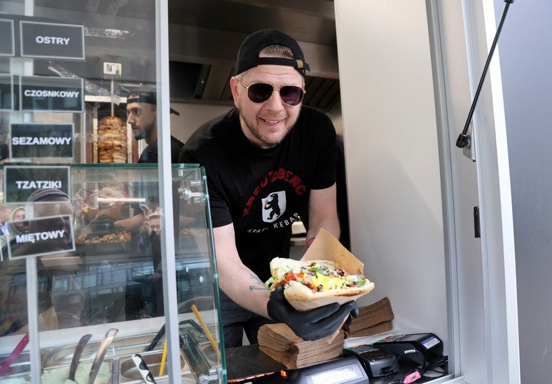 Zjadłam kebab od Filipa Chajzera. Cena robi wrażenie, a smaku długo nie ...