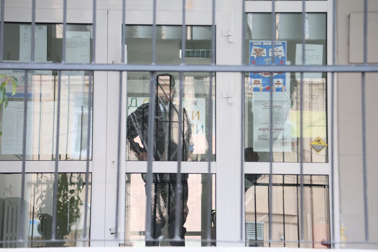 Prve slike ispred OŠ "Vladislav Ribnikar" policajci na licu mesta nakon ...