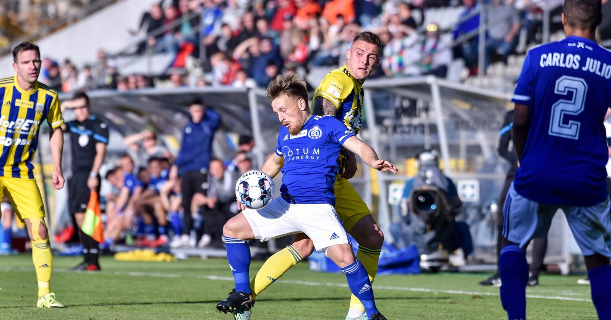 Marcin Garuch nie pęka i gra zawodowo w piłkę mierząc zaledwie 154 cm.