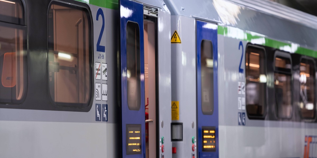 Awaria w pociągu PKP Intercity. W wagonie zarwał się sufit [WIDEO] - Wiadomości