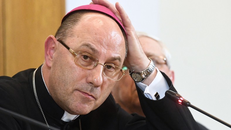 Prymas Polski o spaleniu książek: "było nie tylko niefortunne, ale ...