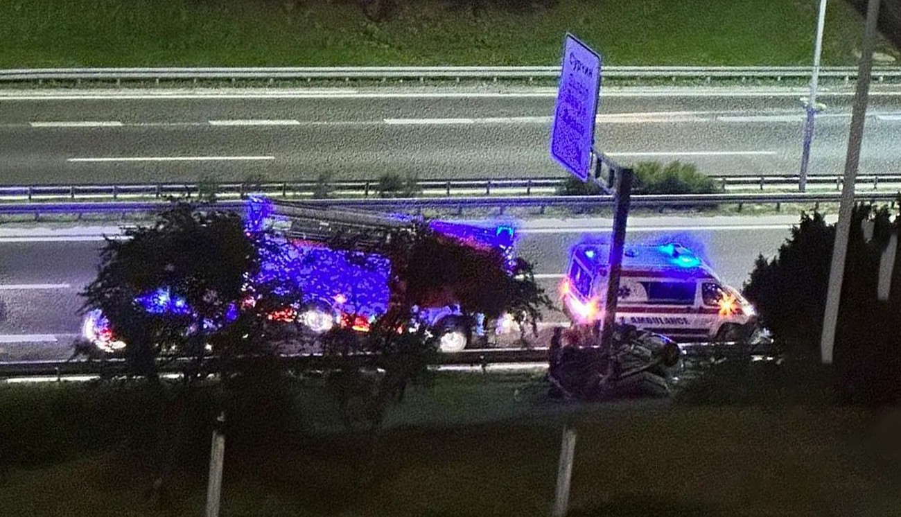 Udes kod Geneksa: Vozač izgubio kontrolu, auto završio na krovu - Blic