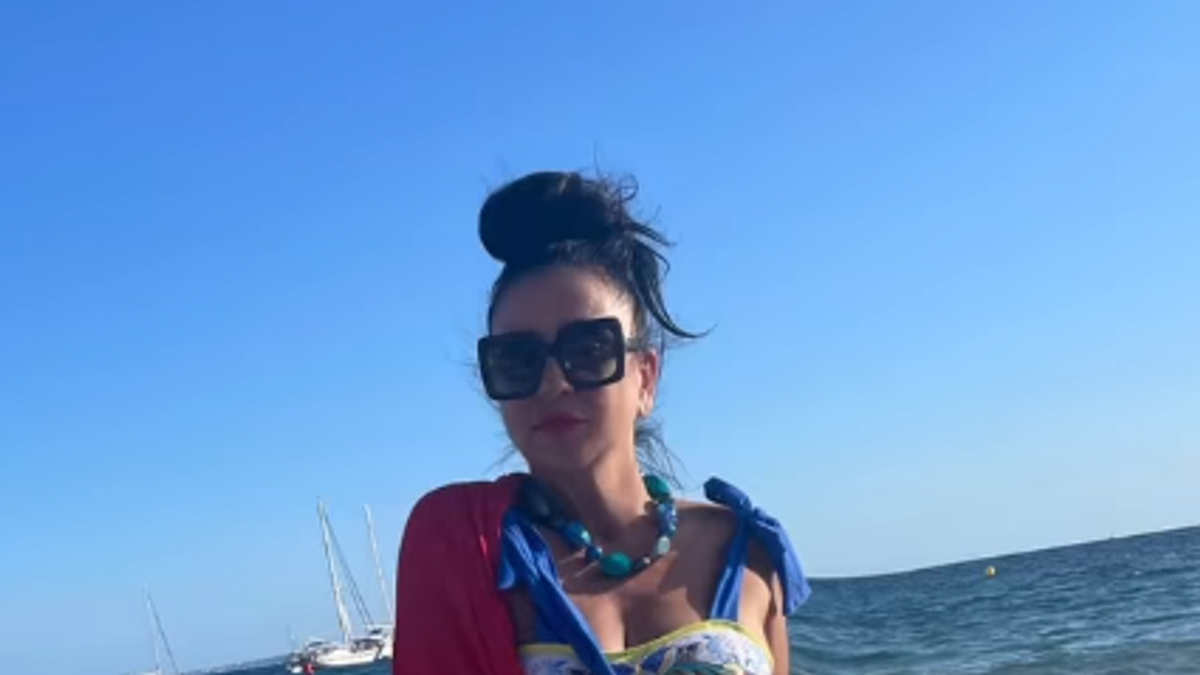 Skinula se Alka Vuica: Pevačica pokazala noge i liniju za medalju - Blic