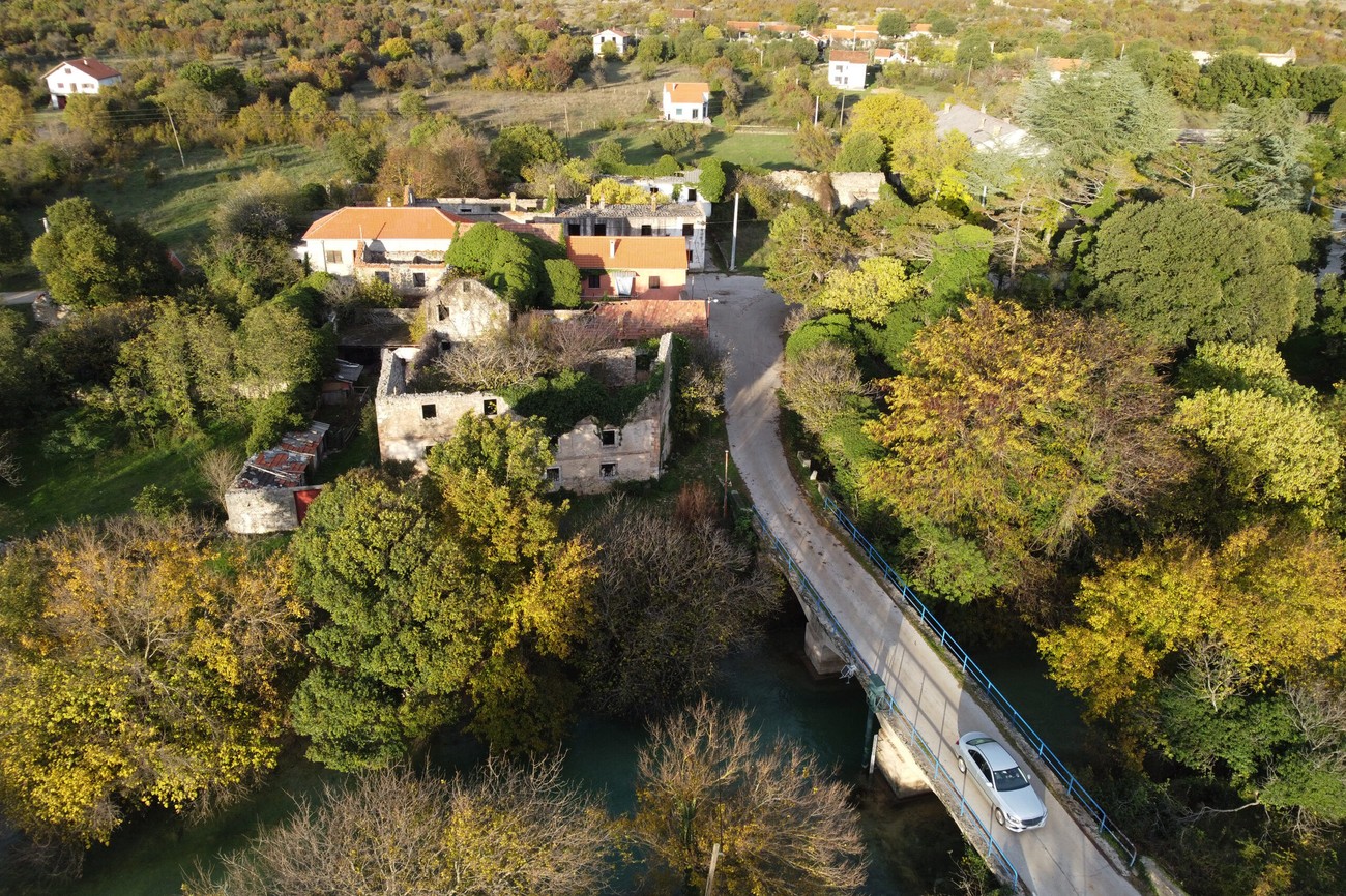 Jedini grad u komšiluku koji se nalazi na obali reke, mora i jezera