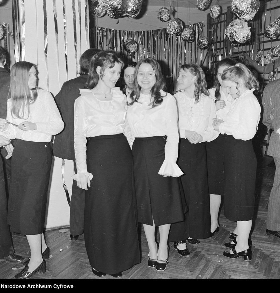 Studniówka w PRL-u. Białe bluzki, krótkie krawaty i bal na sali ...