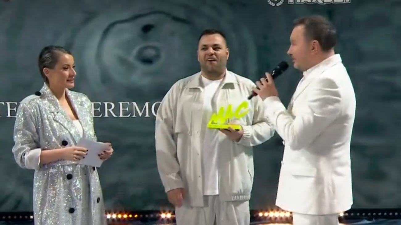 Cobi na dodeli MAC nagrada sa suzama u očima - Blic