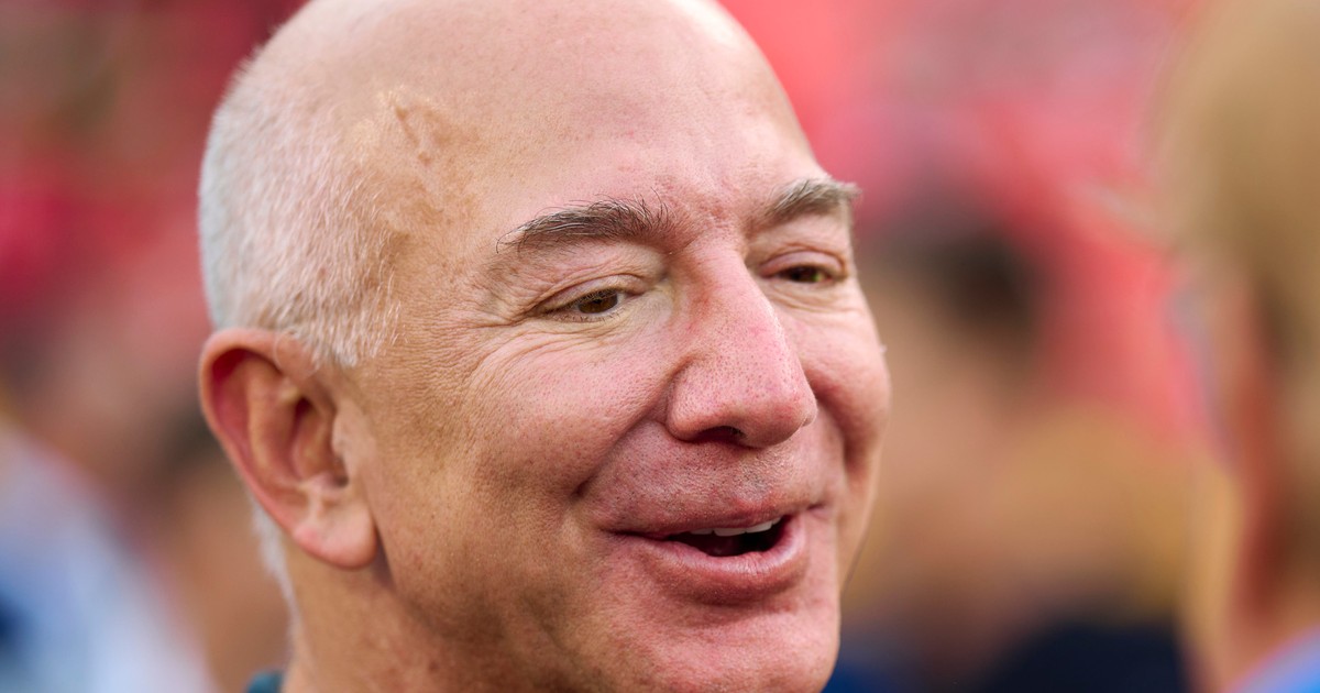 Jeff Bezos, accidental style icon, was spotted at Coachella in a ...