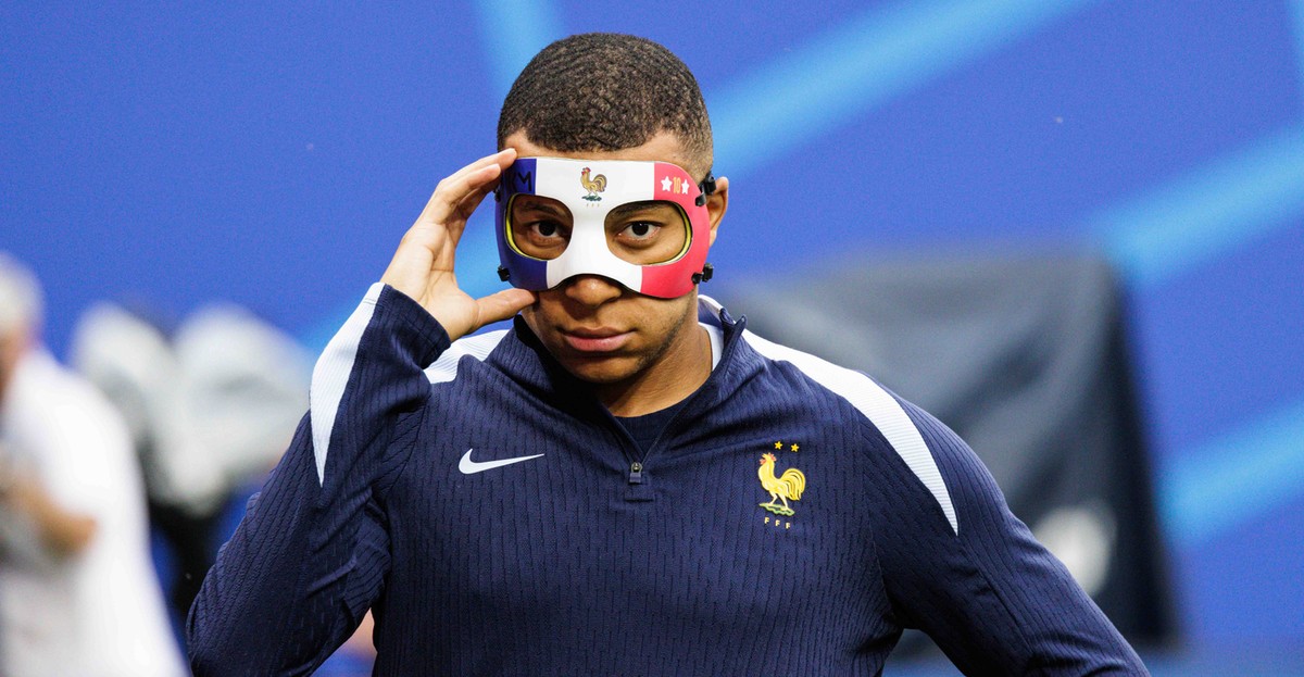 Kylian Mpabbe w "masce Batmana". Ta metoda budzi kontrowersje wśród lekarzy