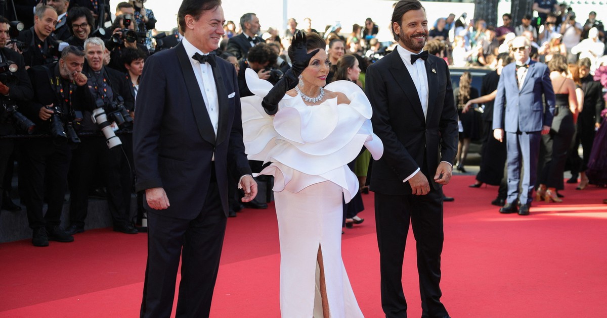 Joan Collins olśniła w Cannes. 92-letnia gwiazda bryluje na czerwonym ...