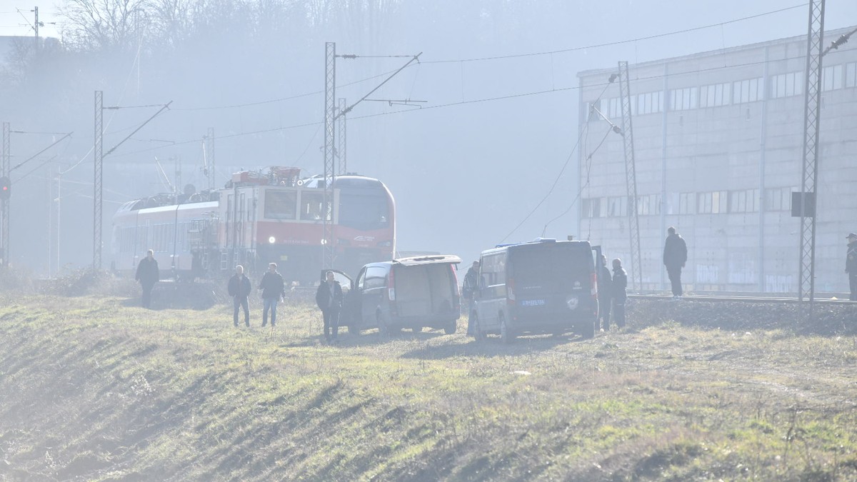 Voz naleteo na automobil kod Kline: Jedna osoba poginula, troje povređeno - Blic