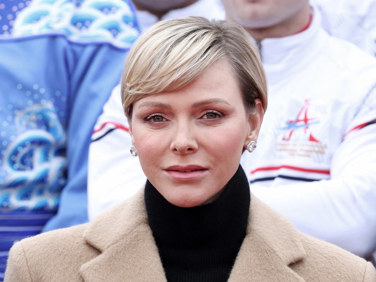 Princeza Šarlin u najboljem kaputu za sva vremena - prkosi trendovima i ...