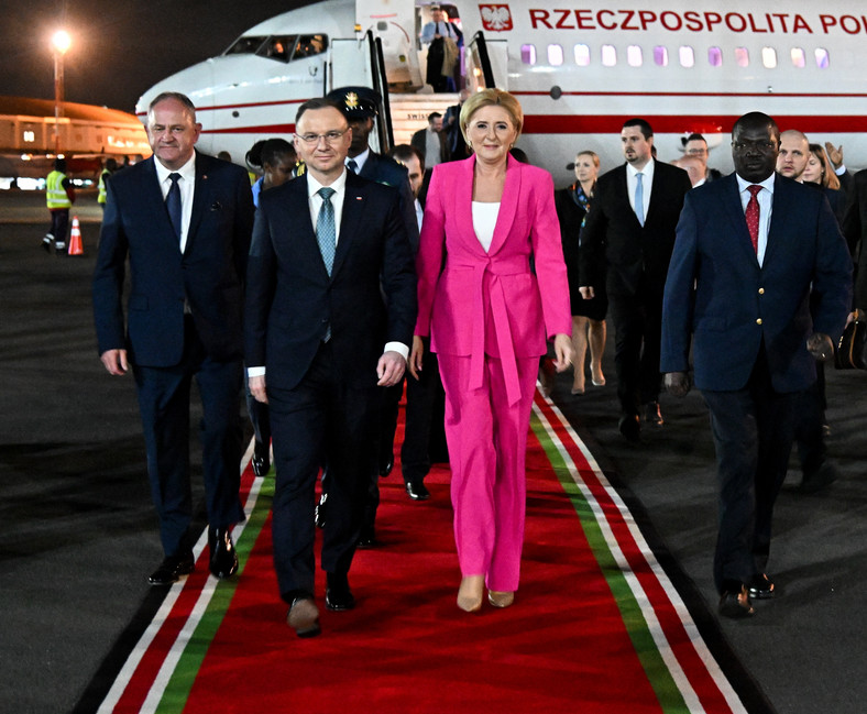 Agata Kornhauser-Duda zadała szyku w Afryce. "Wygląda tanio, jak z wesela" - Plejada.pl