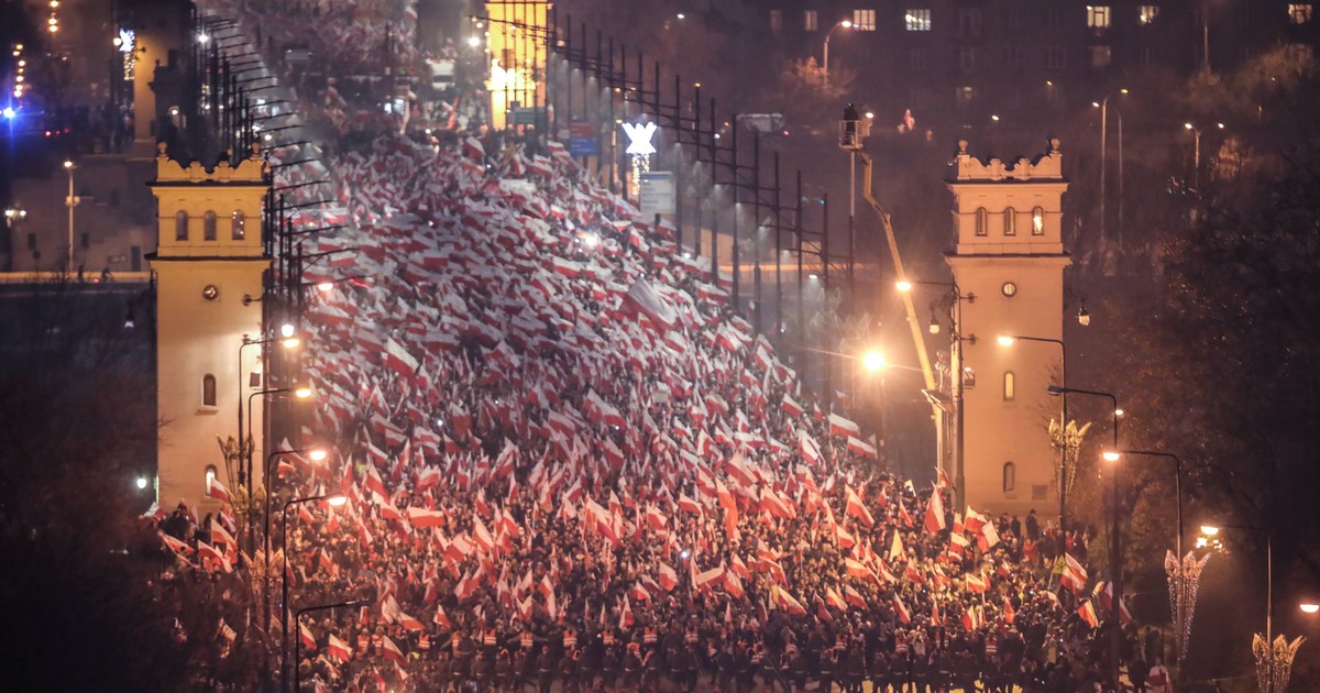 Plakat zachęcający do udziału w Marszu Niepodległości. Na nim różaniec ...