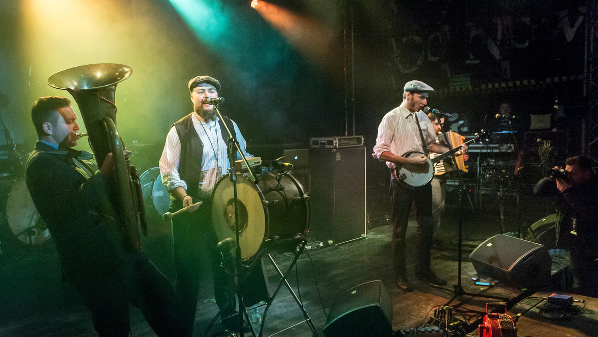 Hańba: połączyć teksty z międzywojnia i muzykę z duchem z lat 80 ...