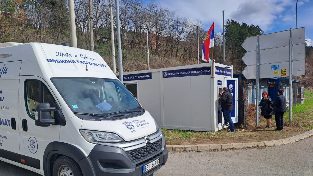 Zbog ukidanja dinara na Kosovu, postavljena mobilna ekspozitura na Jarinju - Blic