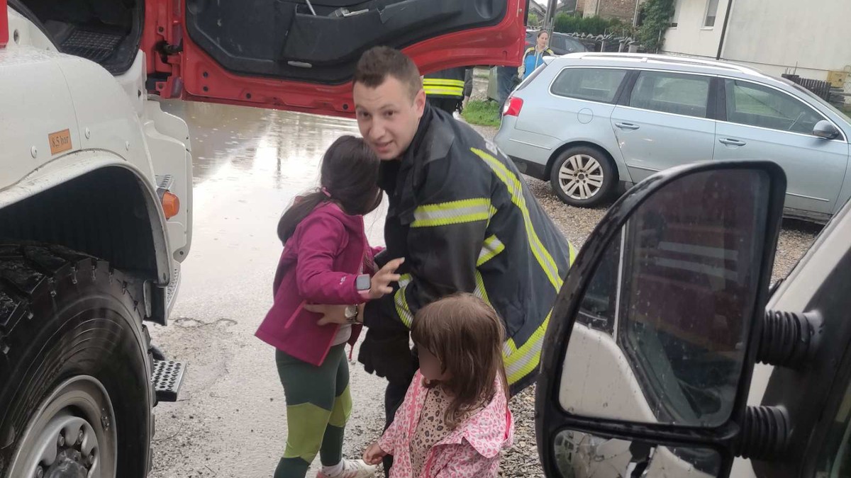 MUP pomaže građanima, dvoje dece evakuisano iz Futoga: Jako nevreme ...