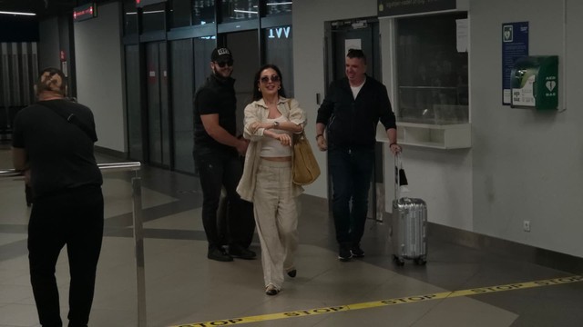 Ceca Ražnatović na aerodromu sa preskupom torbom, ali svi gledaju u stopala