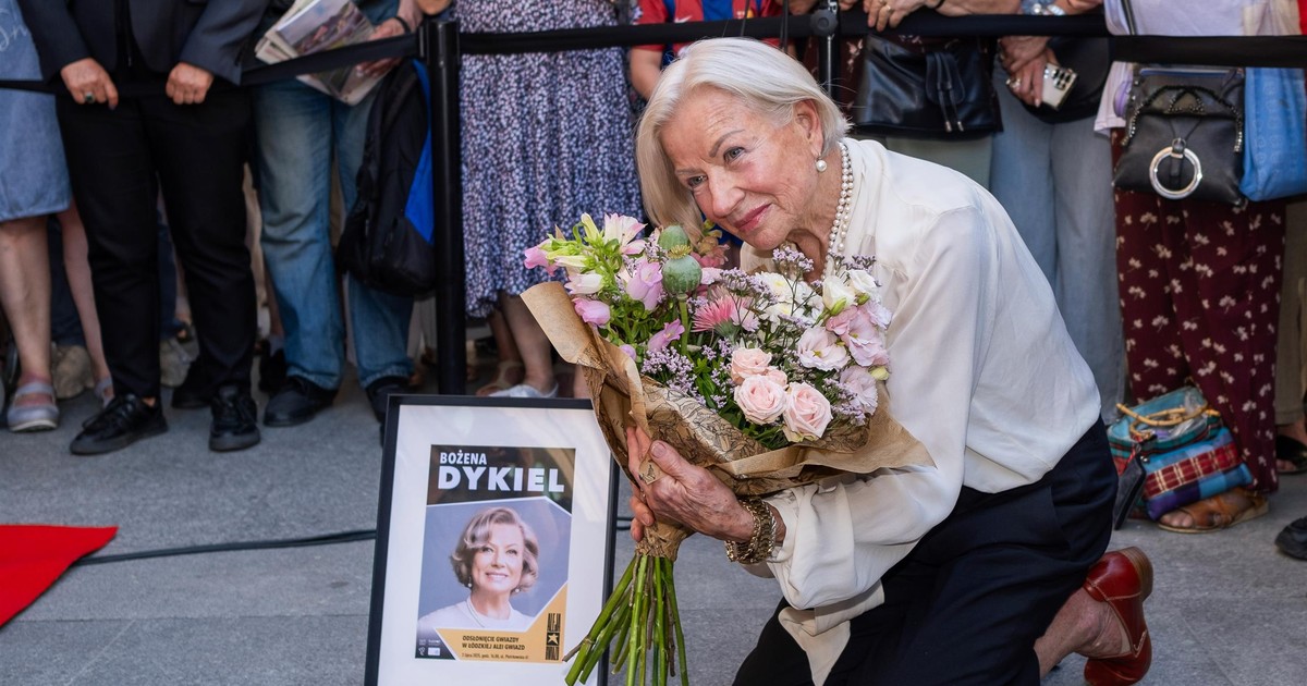 Bożena Dykiel padła na kolana. Aktorka nie kryła wielkiego wzruszenia