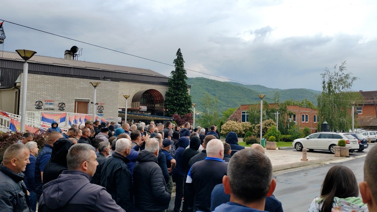 Overeni su potpisi za peticiju za smenu albanskih gradonačelnika na severu Kosova - Blic