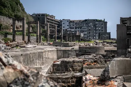 Hashima była najbardziej zaludnioną wyspą świata. Teraz to beton - Noizz