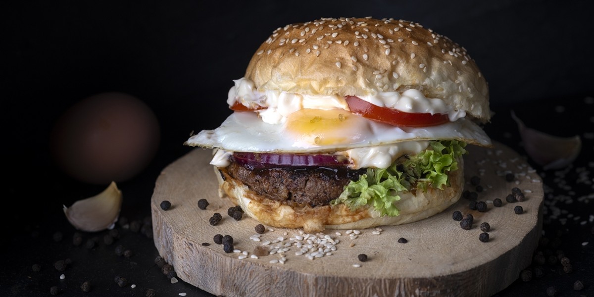 Przepis na burgera z jajkiem sadzonym. Genialne połączenie - Onet Gotowanie