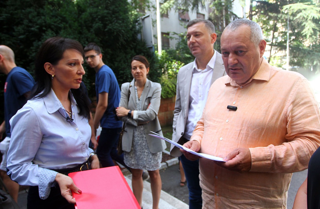 Poslanici opozicije ispred RTS, rukovodstvu predali zahteve - Blic