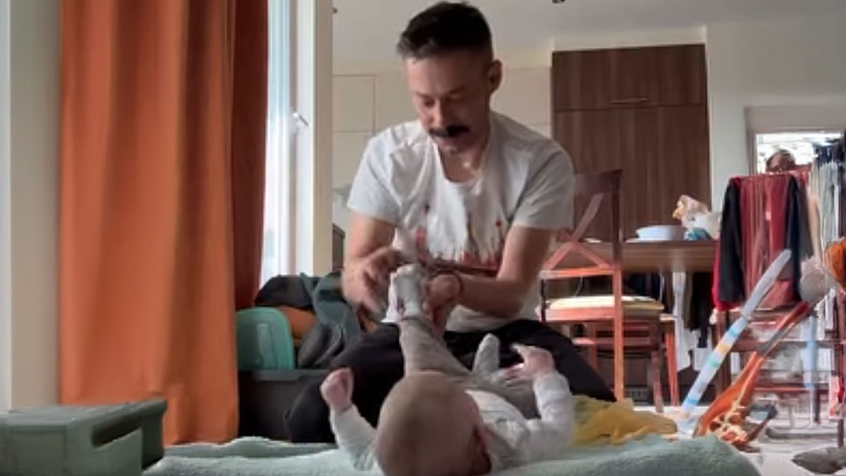 Milan Vasić radi sa sinom Despotom vežbe: Raširio ćebe na pod i svi ga ...