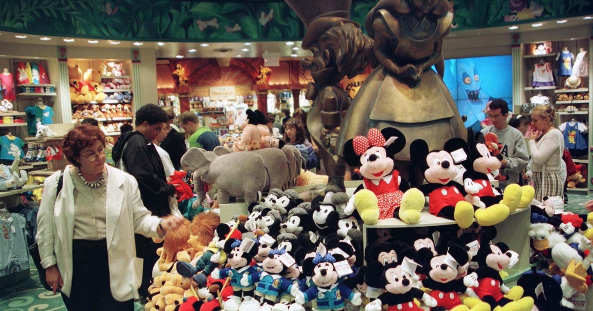 Throwback photos show what shopping at the Disney Store was like in its ...
