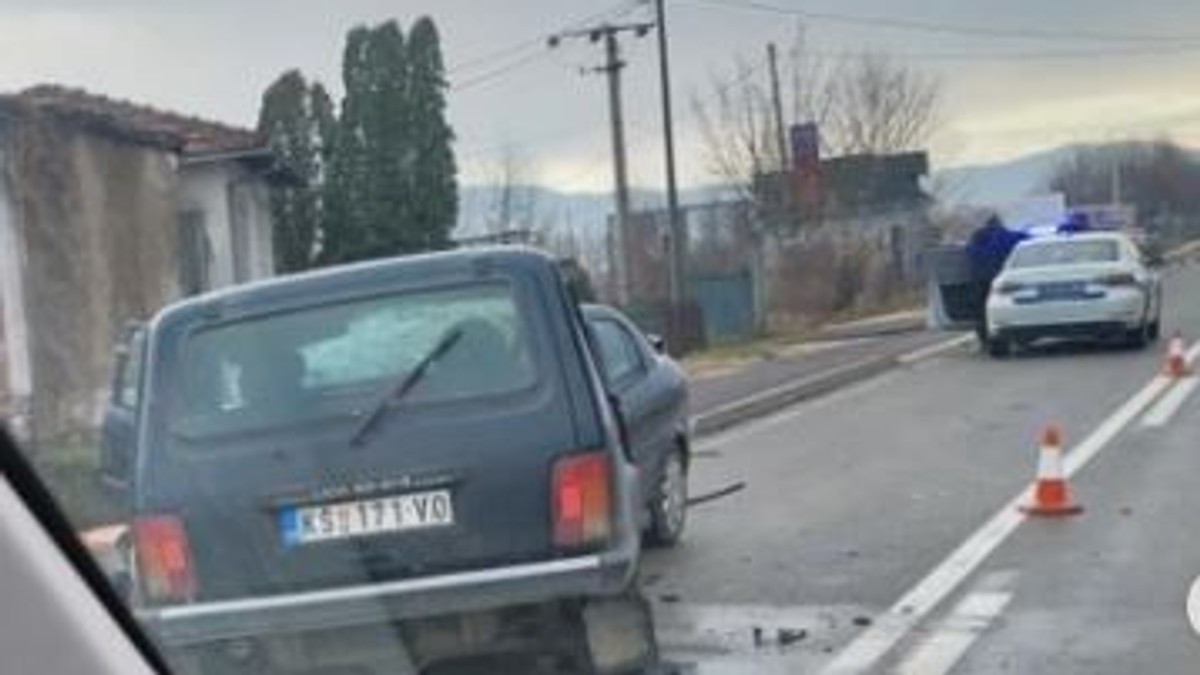 Nesreća kod Kruševca: Sudarila se dva automobila, delovi rasuti po putu - Blic