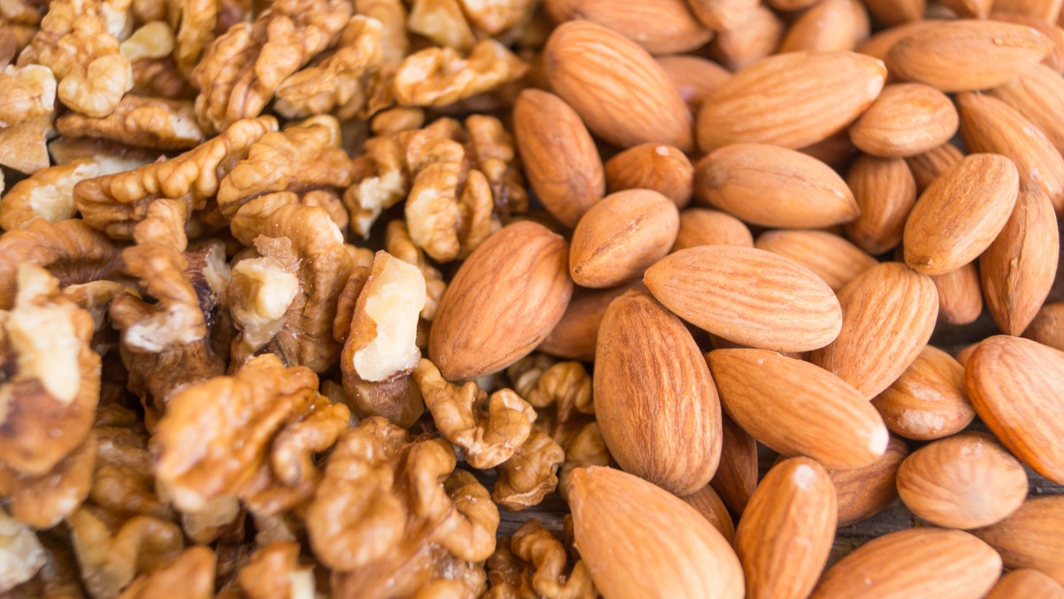 Orasi i bademi - šta bolje smanjuje krvni pritisak i holesterol - Blic ...