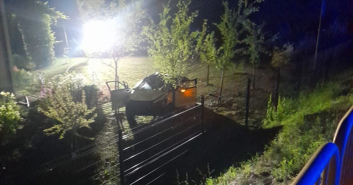 45-letni pijany kierowca wjechał w płot. Stoczył się z wysokiej skarpy