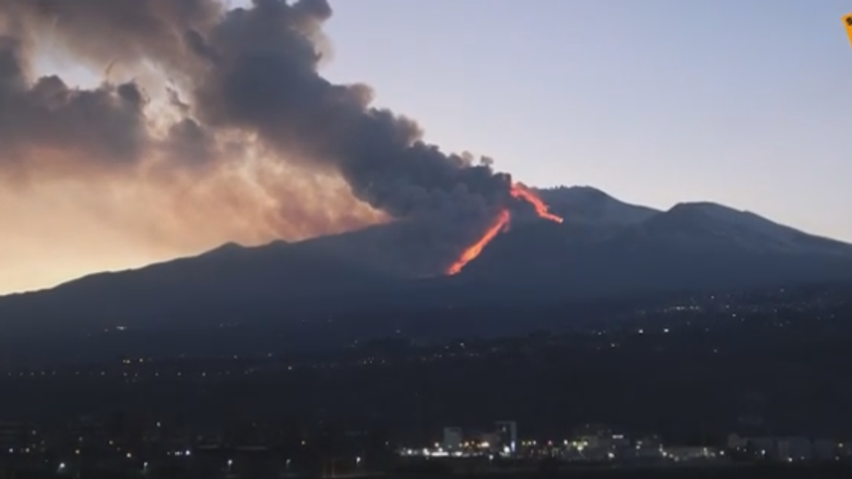 VULKAN ETNA PONOVO AKTIVAN: Lava se sliva, dim se širi na 100 kilometara od vulkana, zbog pepela ...