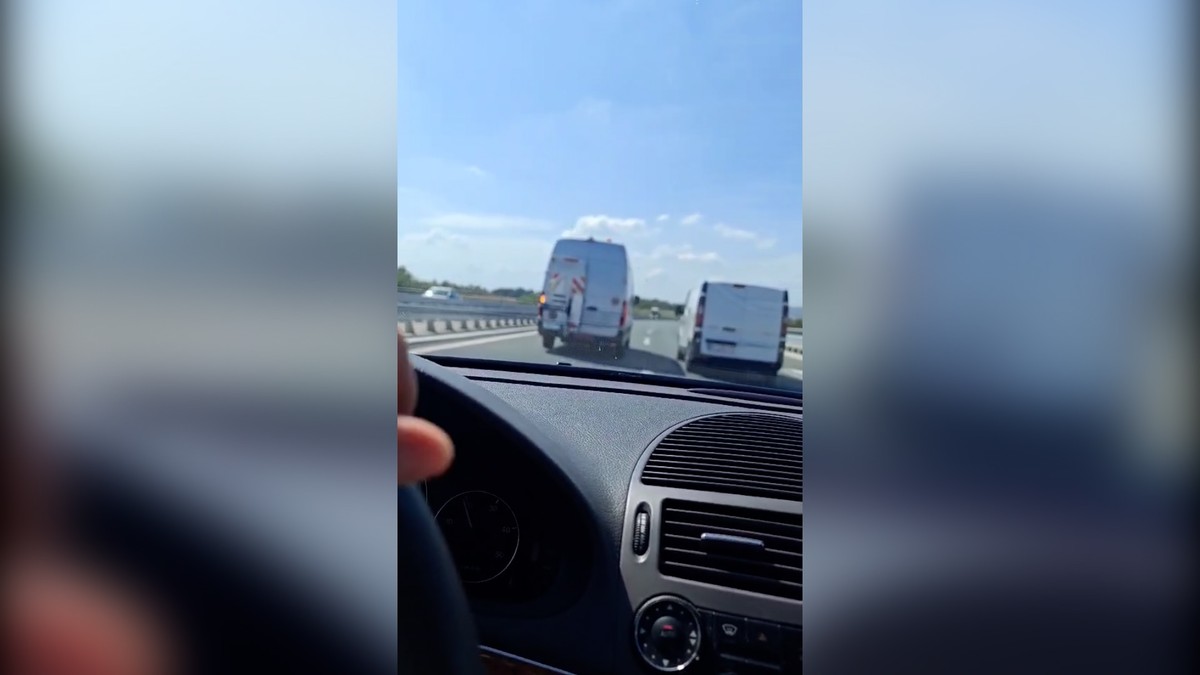 Kombi i pikap se trkaju na auto-putu Miloš Veliki, jedan od vozača ...
