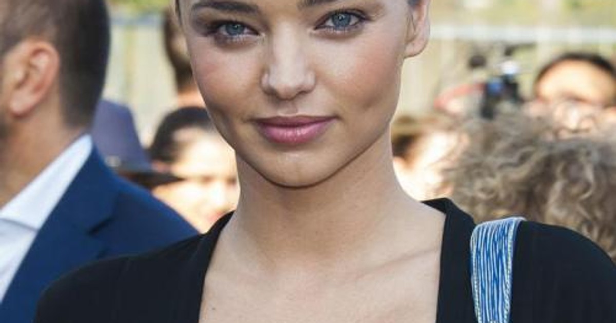 Íme Miranda Kerr köldökig kivágott ruhában! - Blikk