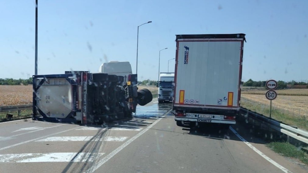Zatvoren deo autoputa kod Subotice za saobraćaj, prevrnuo se kamion sa cisternom - Blic