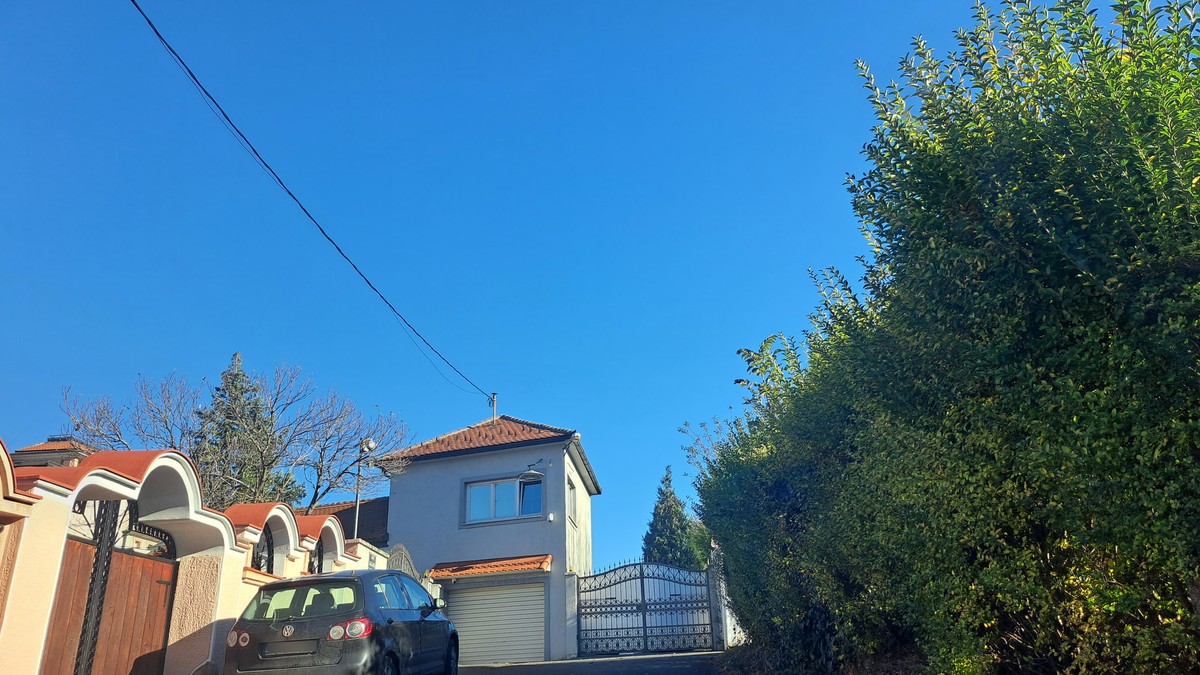 Prve slike ispred kuće Dragoslava Kosmajca: Bomba bačena preko ograde u dvorište - Blic