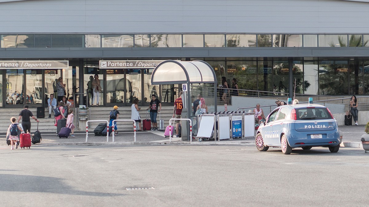 SRPSKI TURISTI IZ RIMA NEĆE SPAVATI NA AERODROMU Putnica za "Blic" kaže da odlaze u hotel ...