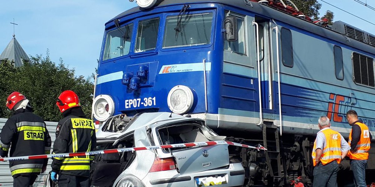 Mazowieckie: Tragiczny wypadek na przejeździe. Nie żyje 82-letnia kobieta - Wiadomości
