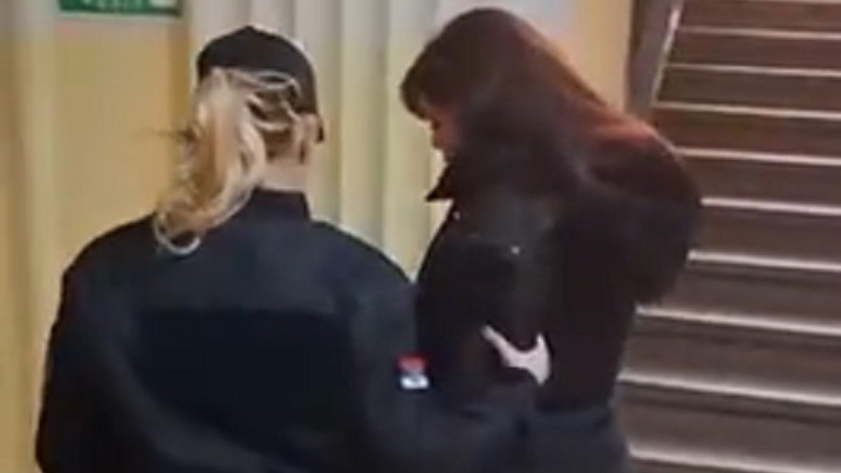 Snimak hapšenja menadžerke "Železnice Srbije" zbog pada nadstrešnice u Novom Sadu - Blic