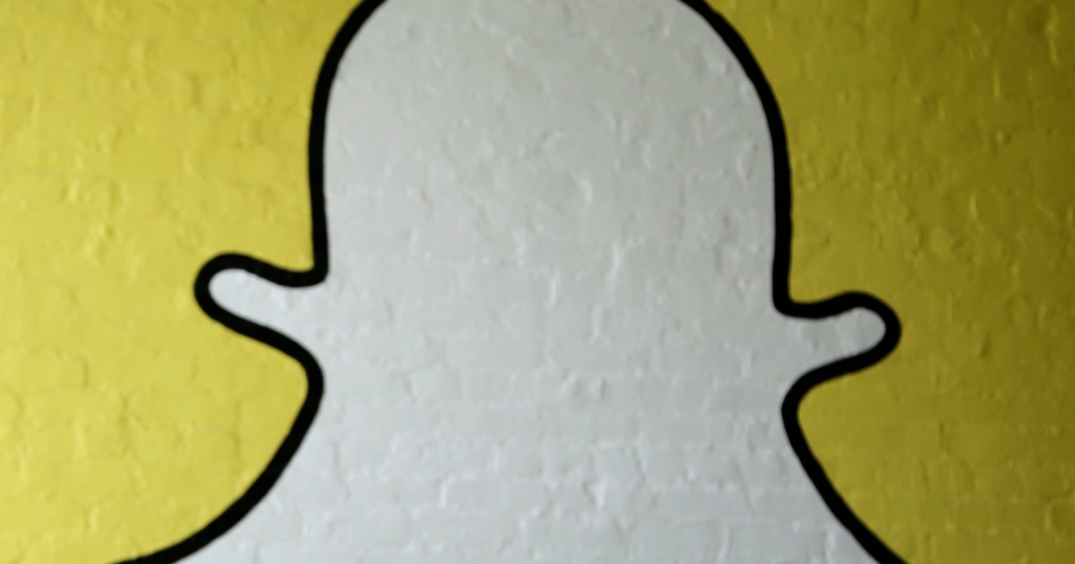 How to make a group chat on Snapchat, to send private Snaps and ...