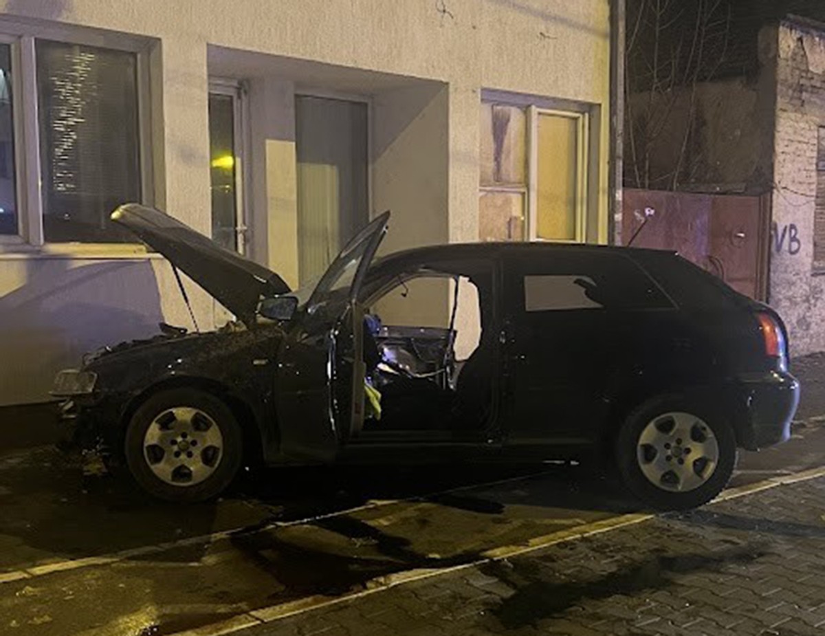 Snimci sa mesta nesreće na Novom Beogradu: Sudarila se dva automobila, jedan se od siline udarca ...