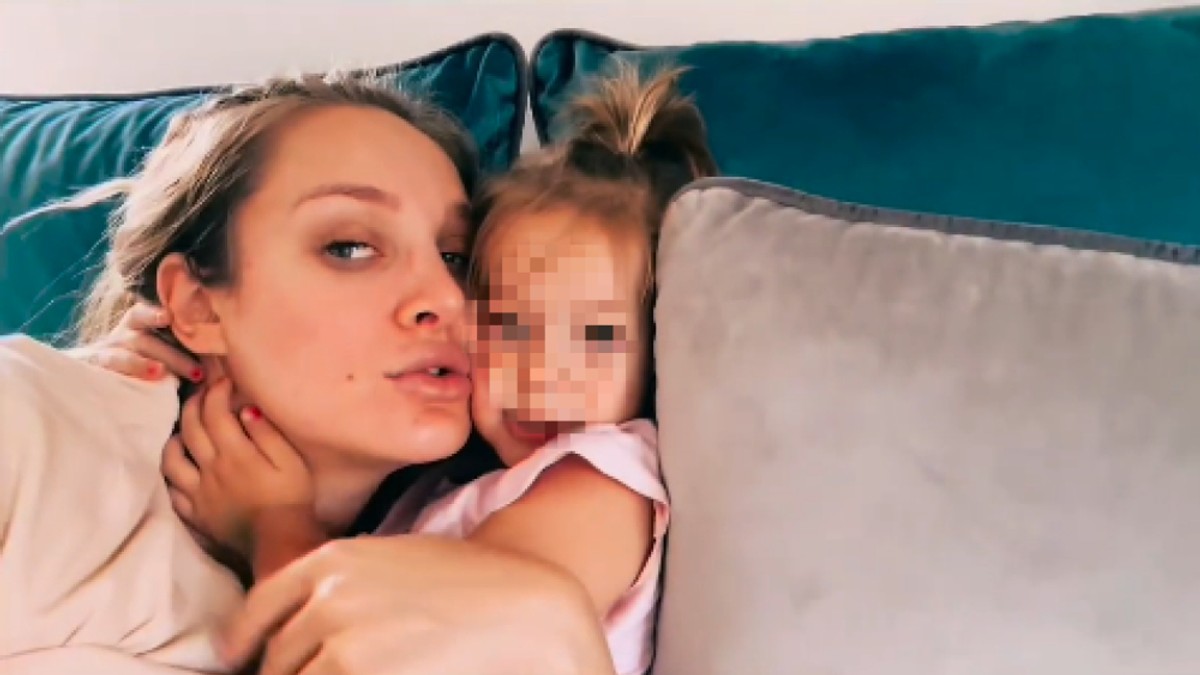 Luna Đogani se oglasila iz porodilišta: Podelila dirljive kadrove sa ćerkom - Blic