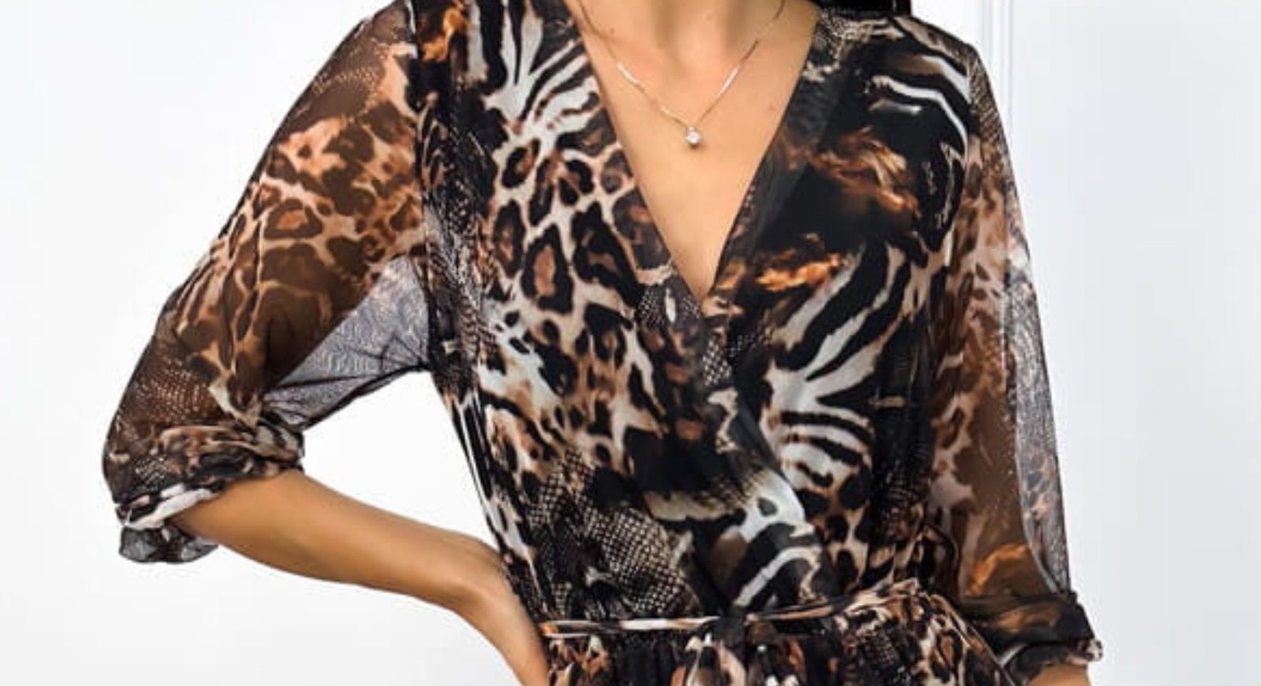 Najpiękniejsza sukienka dla 50-latek na jesień. Ten wzór to gorący trend!